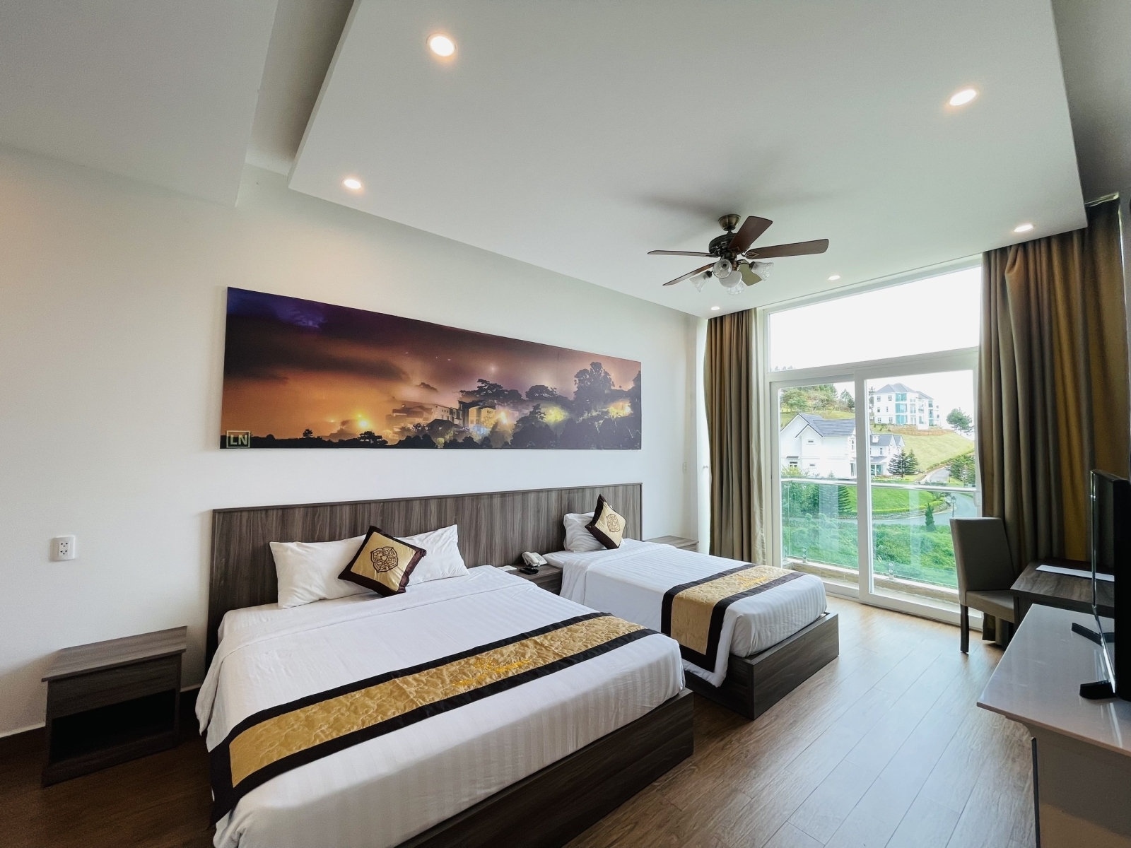 Phòng Triple Deluxe Lake View – Dalat Wonder Resort | View hồ Tuyền Lâm ...